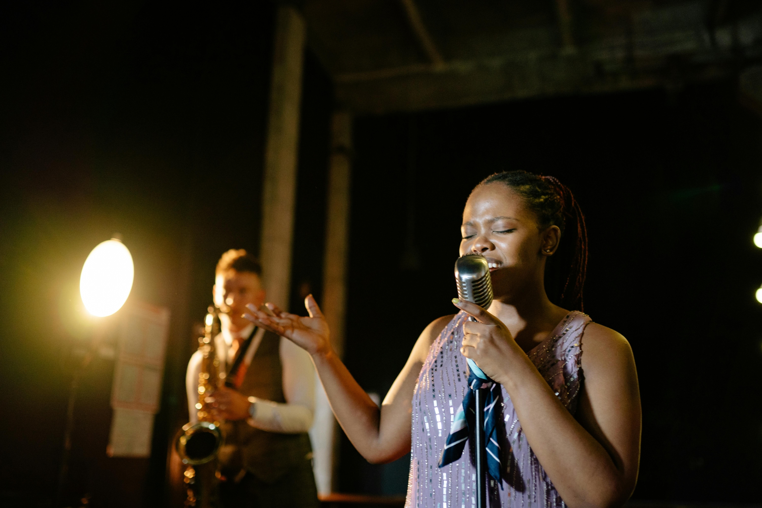 Iconic Female Jazz Singers and Famous Jazz Vocalists Who Defined the Genre
